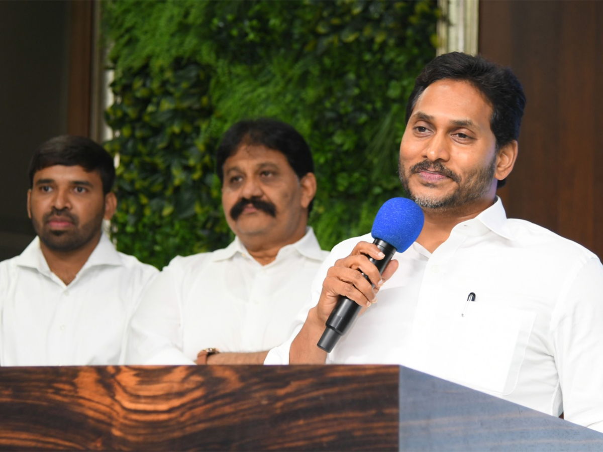 వైఎస్సార్‌సీపీ స్ధానిక సంస్ధల ప్రజాప్రతినిధులతో వైఎస్‌ జగన్‌ సమావేశం (ఫొటోలు) | YS Jagan Key ...